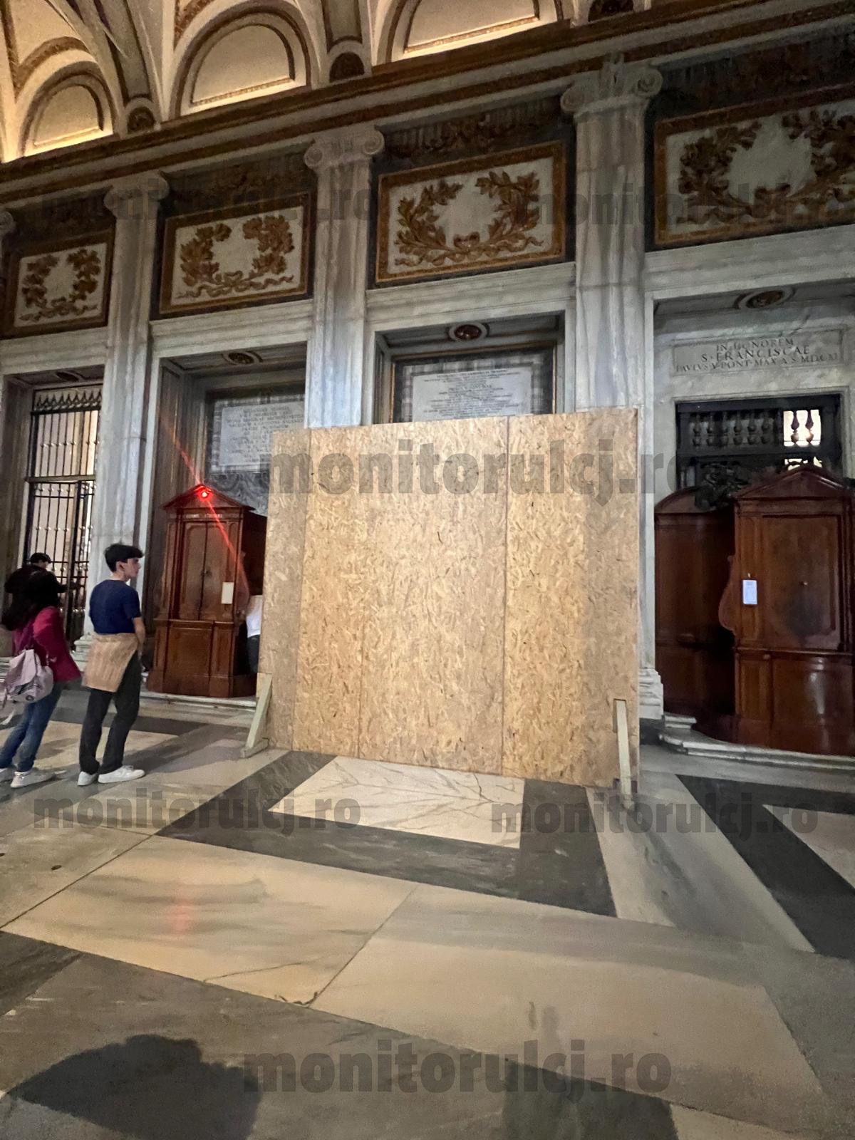 Pregătiri pentru înmormântarea Papei Francisc, la bazilica Santa Maria ...