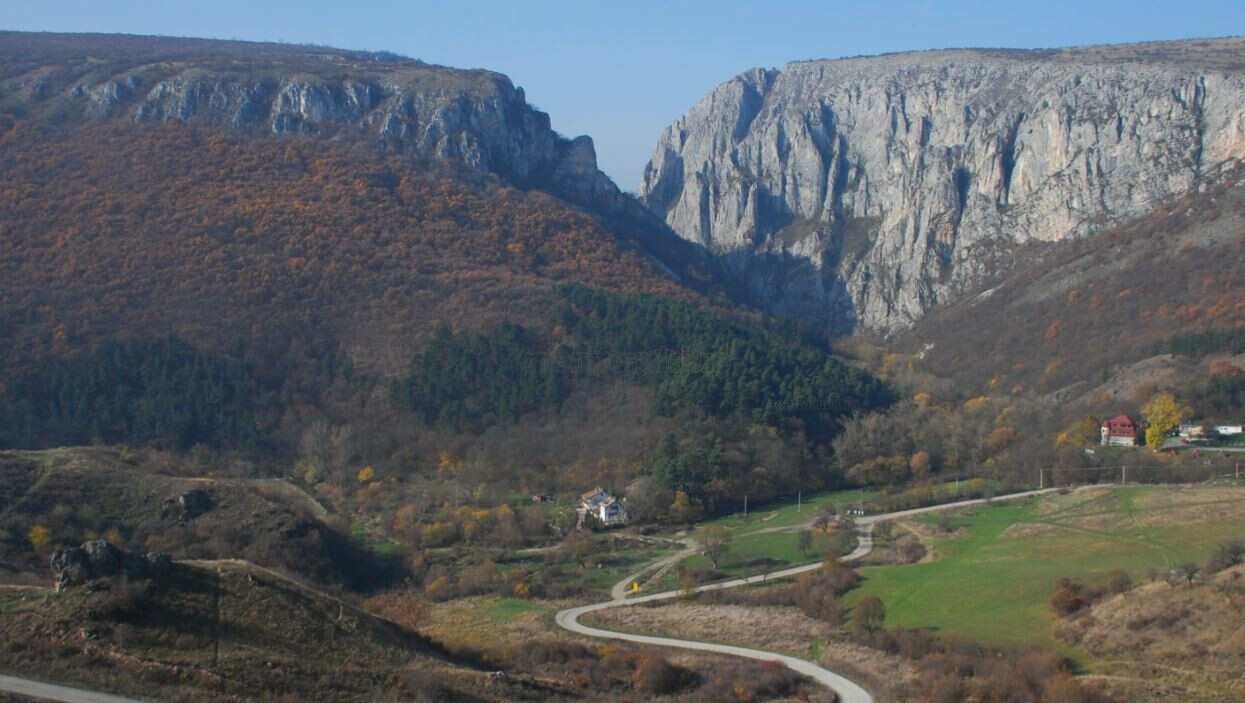 210 alergători vor lua cu asalt potecile Cheilor Turzii. Printre stânci ...