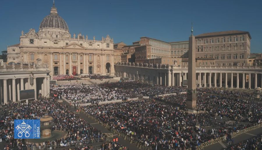 Imagini impresionante de la Vatican. Mii de oameni s-au adunat în Piața ...