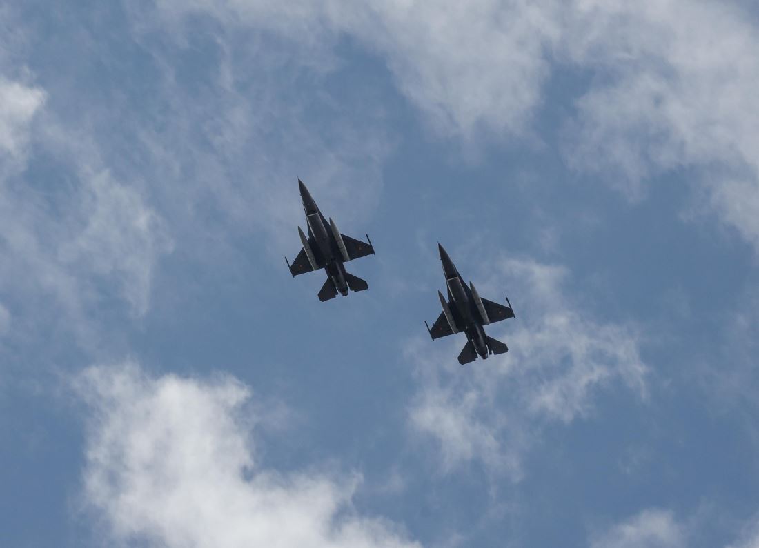 Două aeronave F-16 Fighting Falcon au aterizat la Baza Aeriană din ...