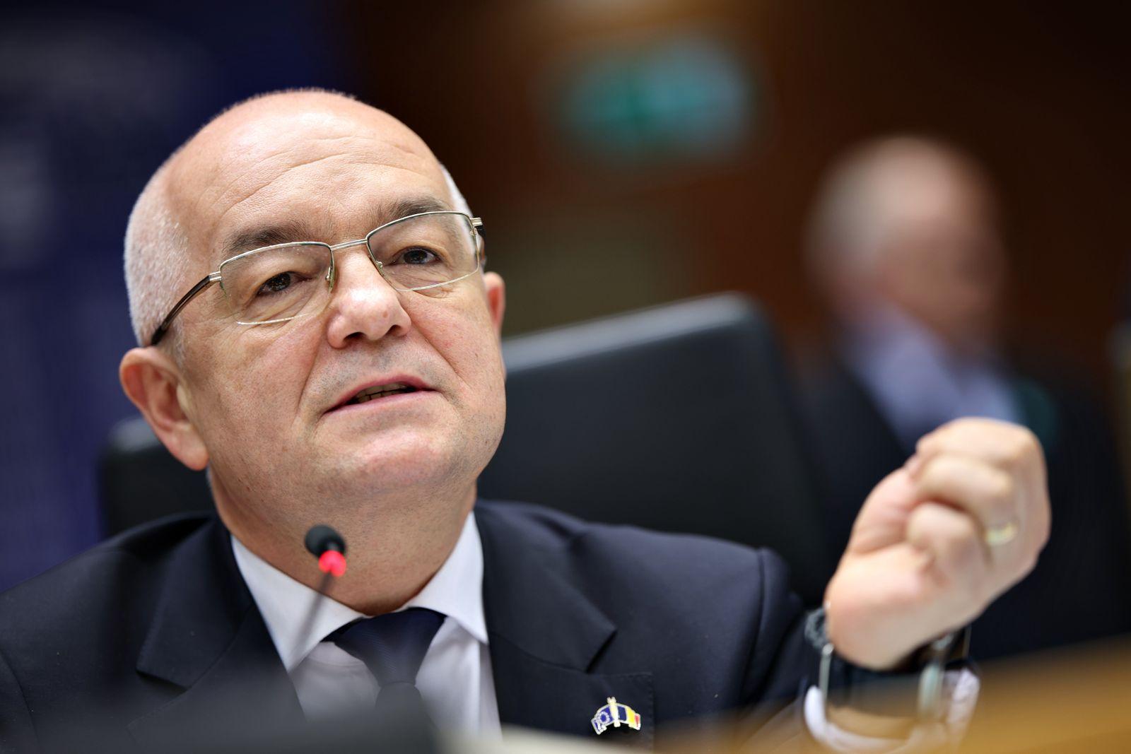 Boc spune că banii europeni ar putea fi controlați doar de București ...