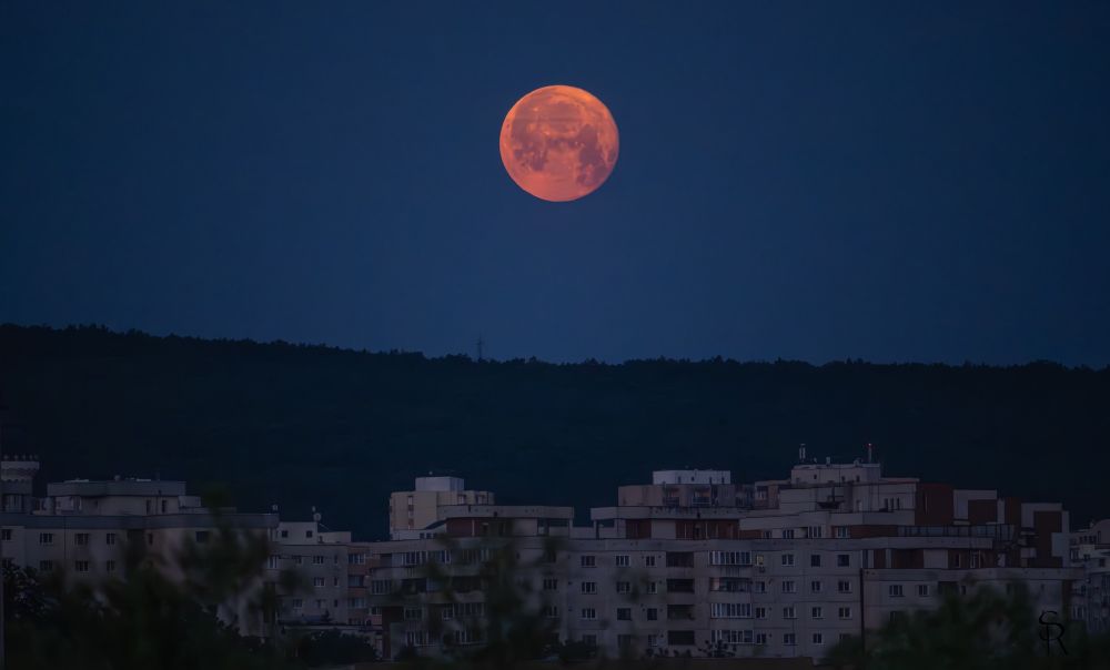 Luna Roz s-a ridicat ca o „minge de foc” peste Mănăștur. Un spectacol ...