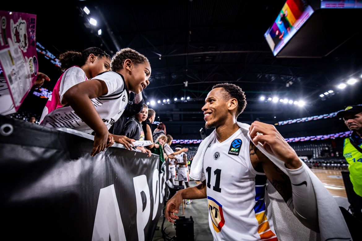 Baschetbalistul Daron Russell (U-BT) a primit cetățenia română