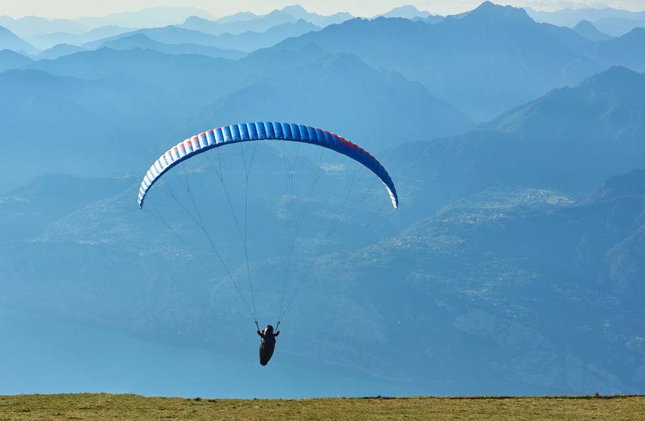 Un clujean a căzut cu parapanta într-o zonă greu accesibilă de pe ...