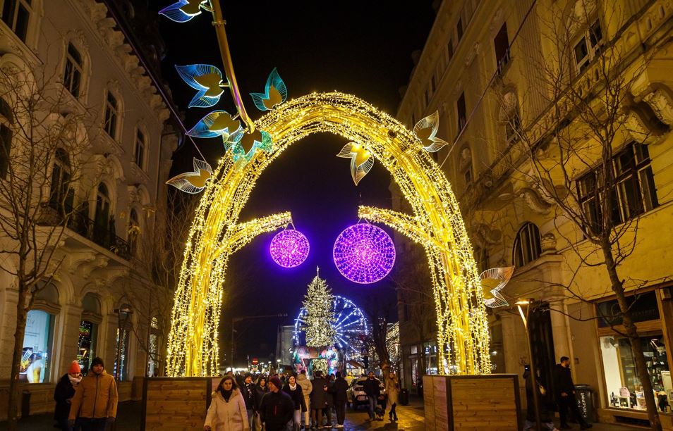 Cluj-Napoca se luminează de Ziua Națională a României: „Corul Îngerilor ...