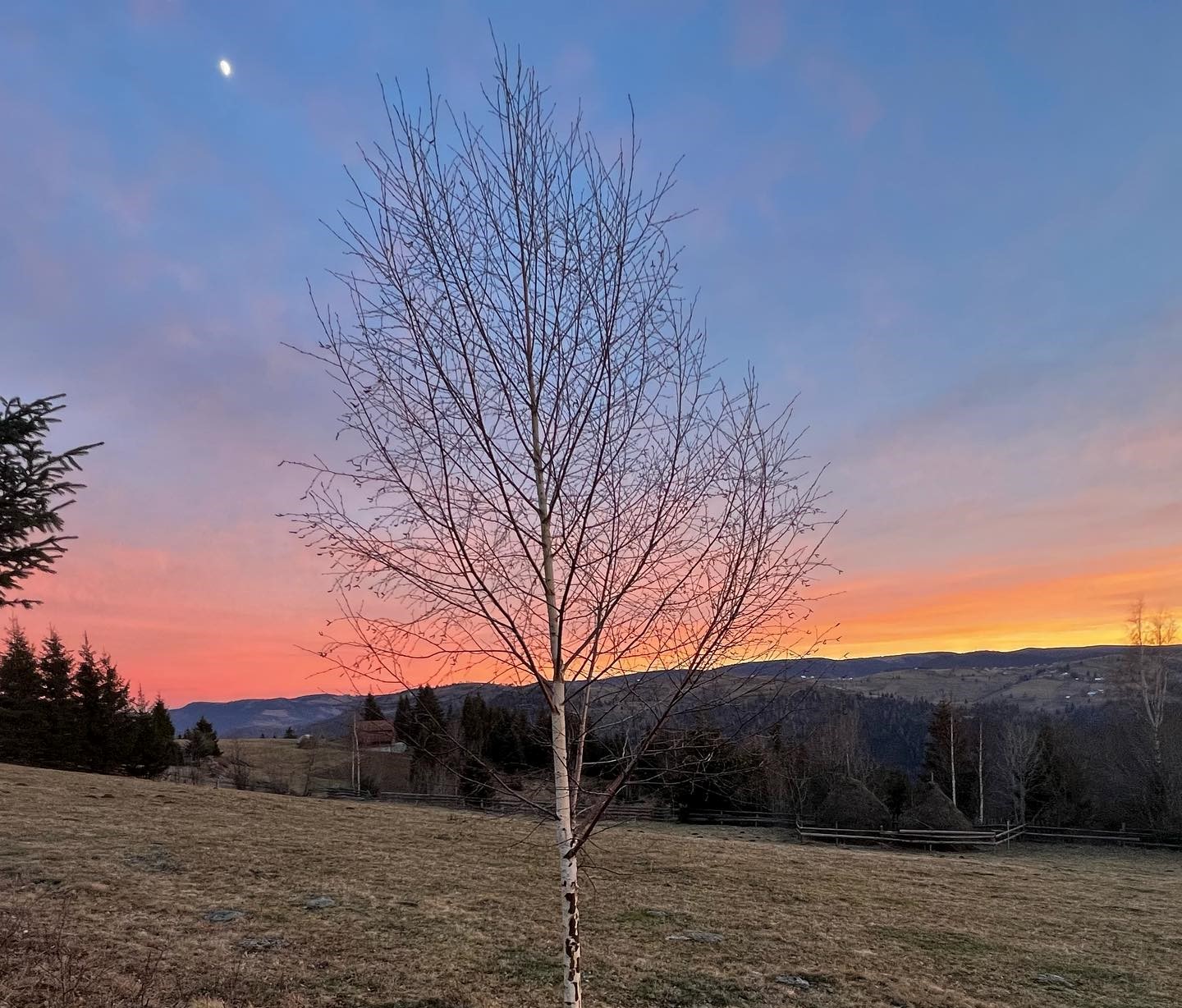 Apus spectaculos la Mărișel! Fotografii care îți taie respirația cu ...