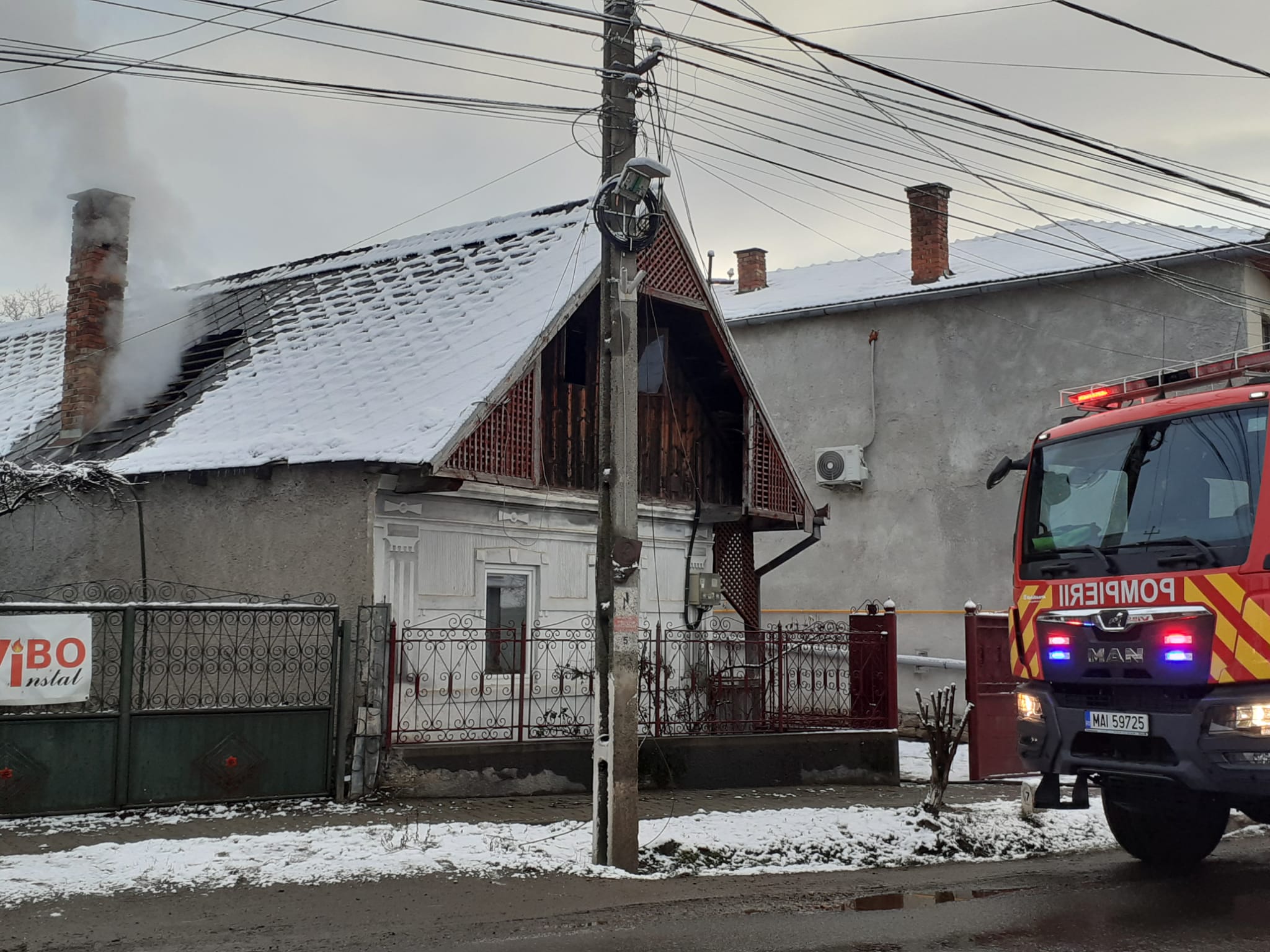 Incendiu la o casă din Huedin, pornit de la coșul de fum. O femeie a ...