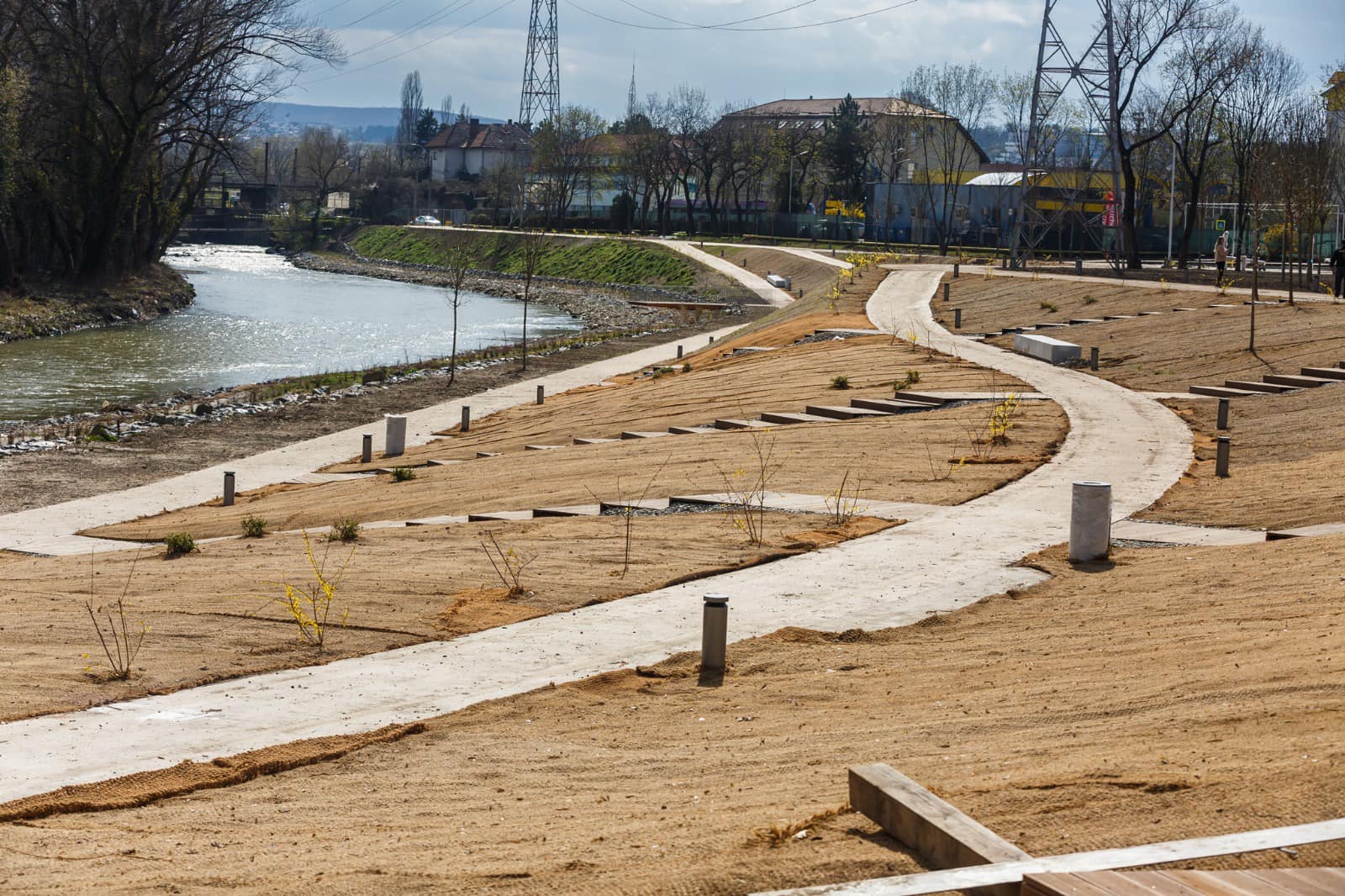 Lucrările la Parcul Armătura, 90% finalizate: pod pietonal, stații de ...