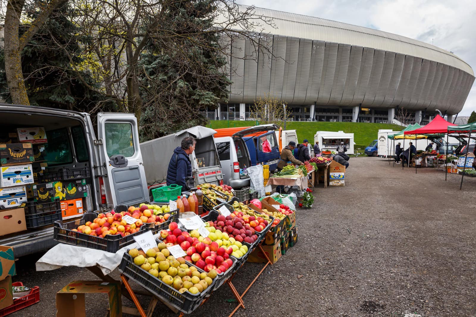 Cum arată piața volantă amenajată la stadion? Produse locale ...