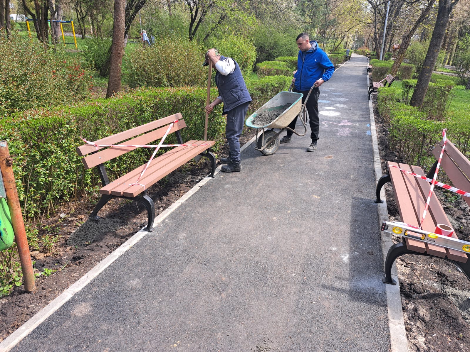 Se montează 60 de bănci în parcul Detunata din Gheorgheni. Toaletă ...