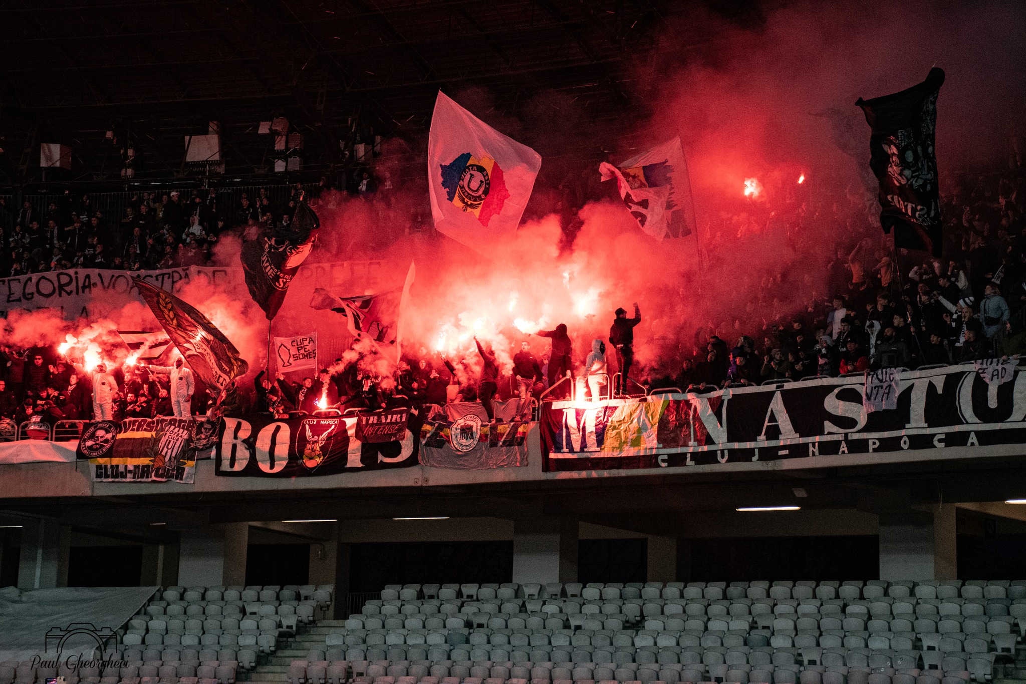 Jucătorii „U” Cluj s-au bucurat alături de fani după calificarea în ...