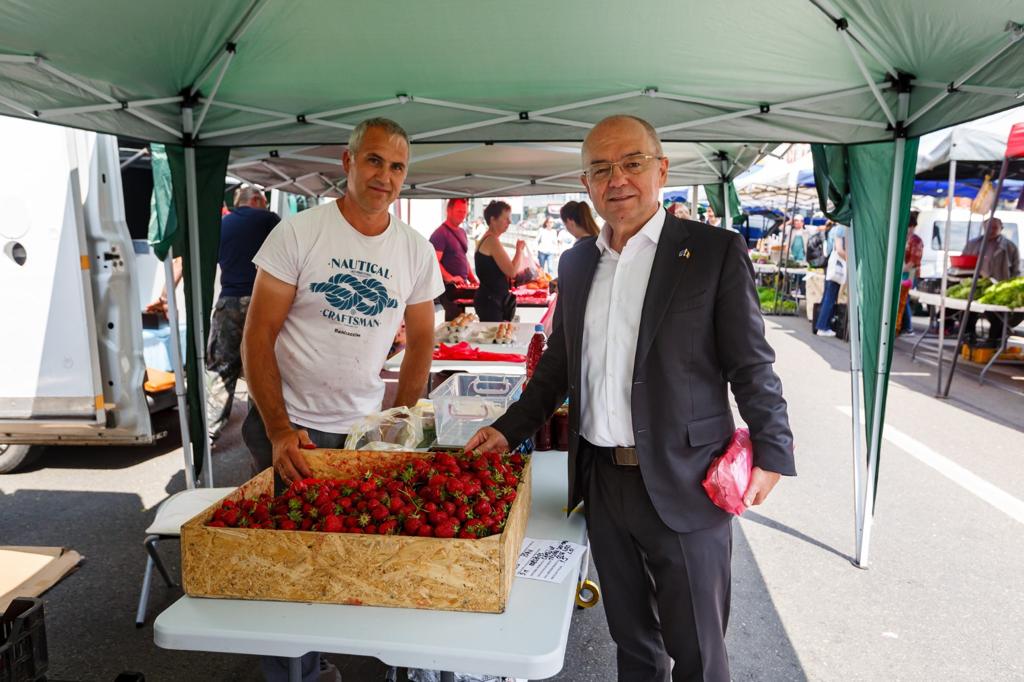 Fructe și legume proaspete, de la producători locali, pentru masa de ...