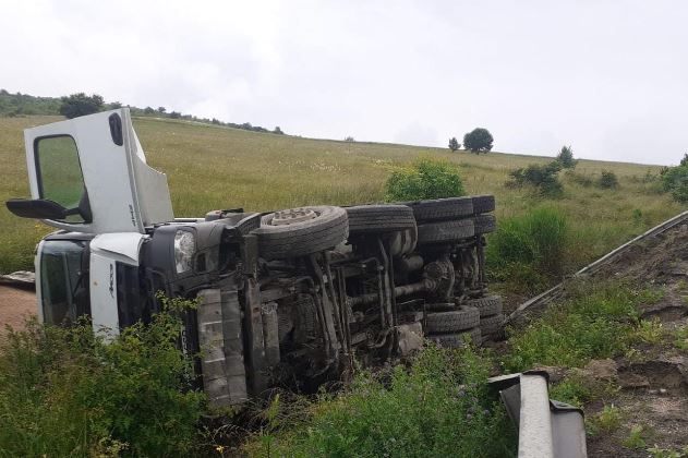 Camion răsturnat pe drumul Cluj-Oradea, în zona Dumbrava. FOTO