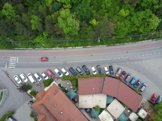 Pietonii, forțați să circule pe carosabil pe drumul Sf. Ioan, pe lângă ...