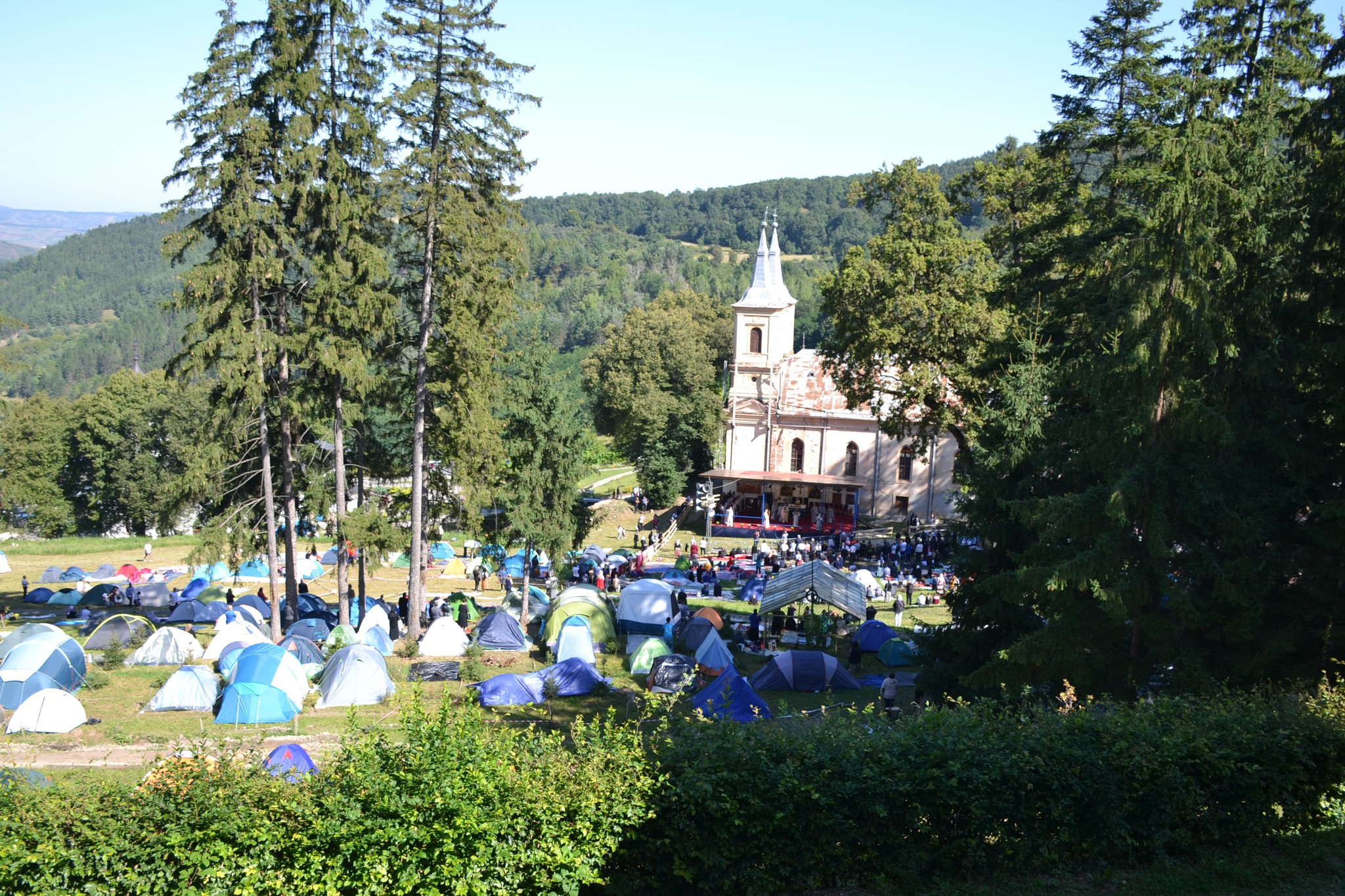 Sute de credincioși au ajuns la Mănăstirea Nicula și vor dormi sub ...