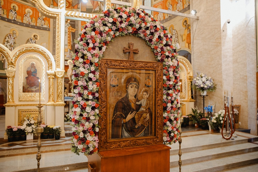 Imagini impresionante la Nicula. Luni seară se va înconjura biserica cu icoana făcătoare de minuni