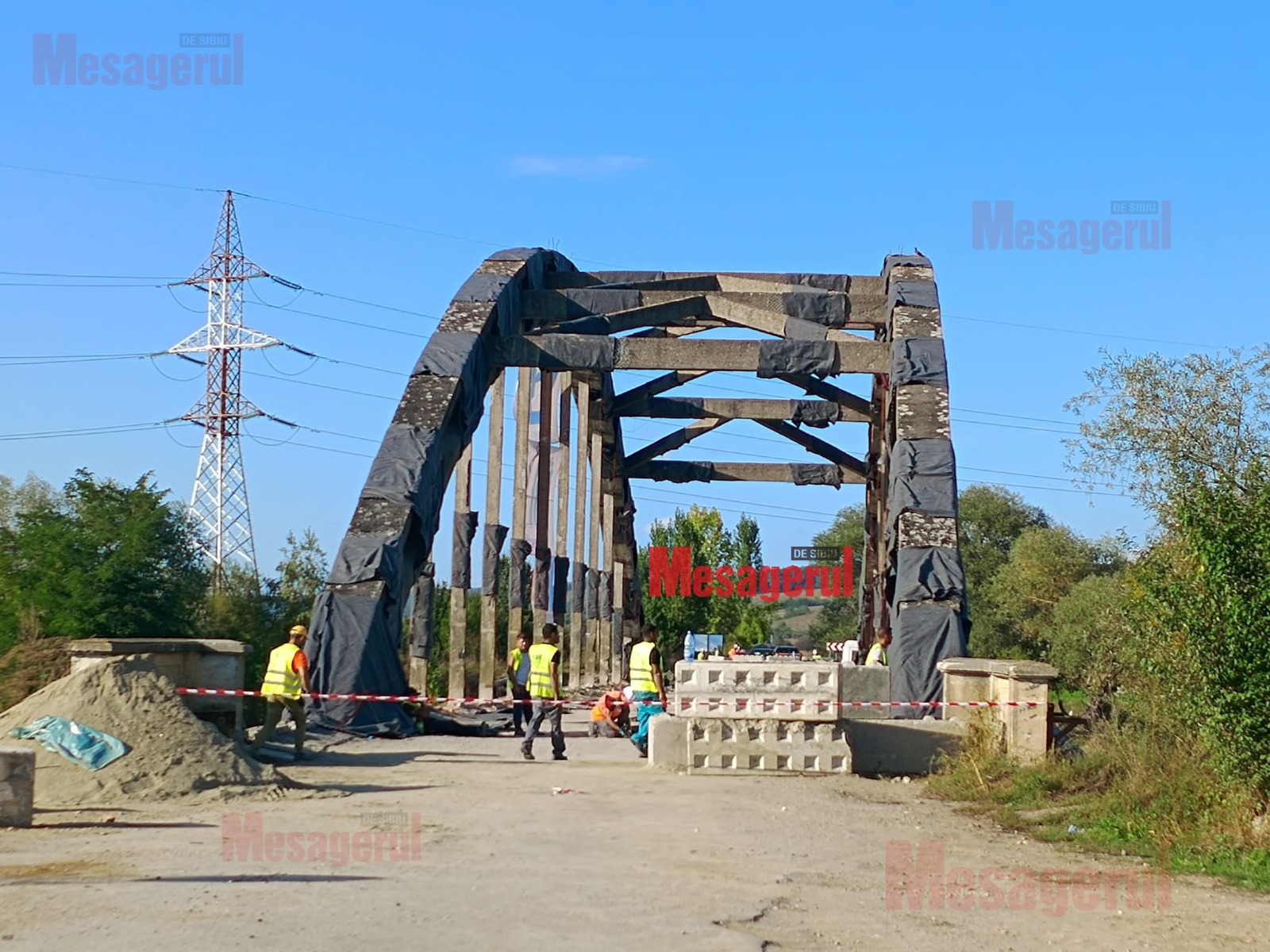 Explozie puternică la Voila! Vechiul pod peste Olt a fost demolat prin ...