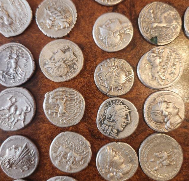 Tezaur numismatic cu sute de monede din perioada romană, descoperit în ...