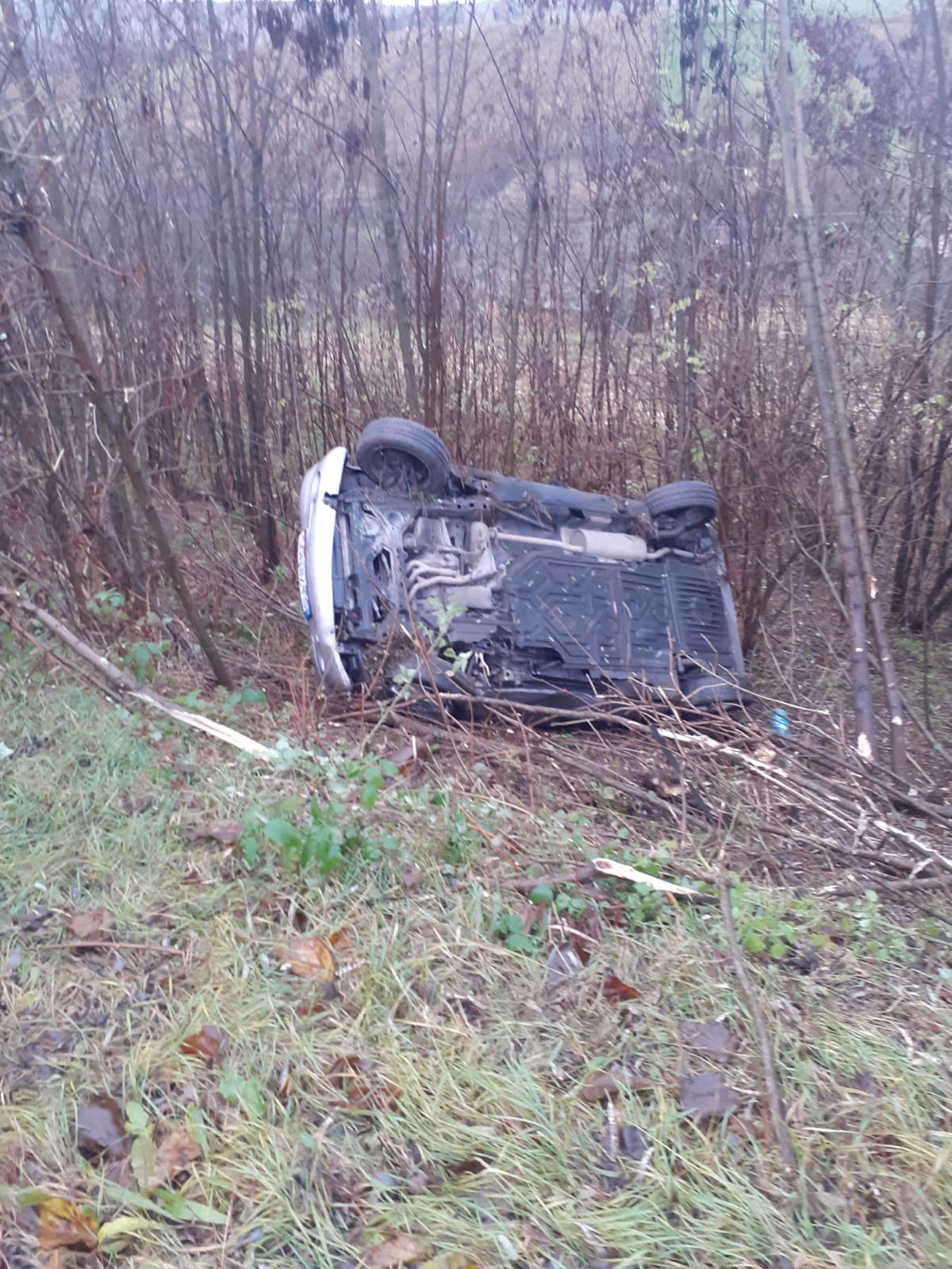 Mașină răsturnată în șanț, între Cămărașu și Mociu - FOTO