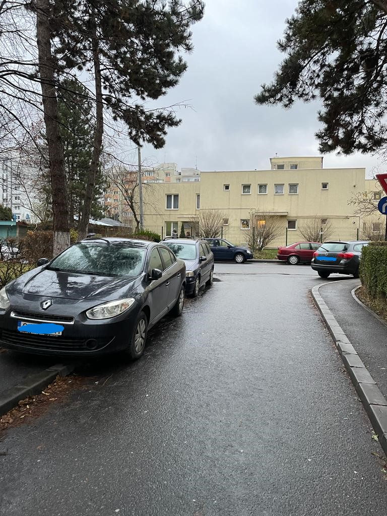 Pietonii pe carosabil, mașinile pe trotuare. Poliția locală, nicăieri.