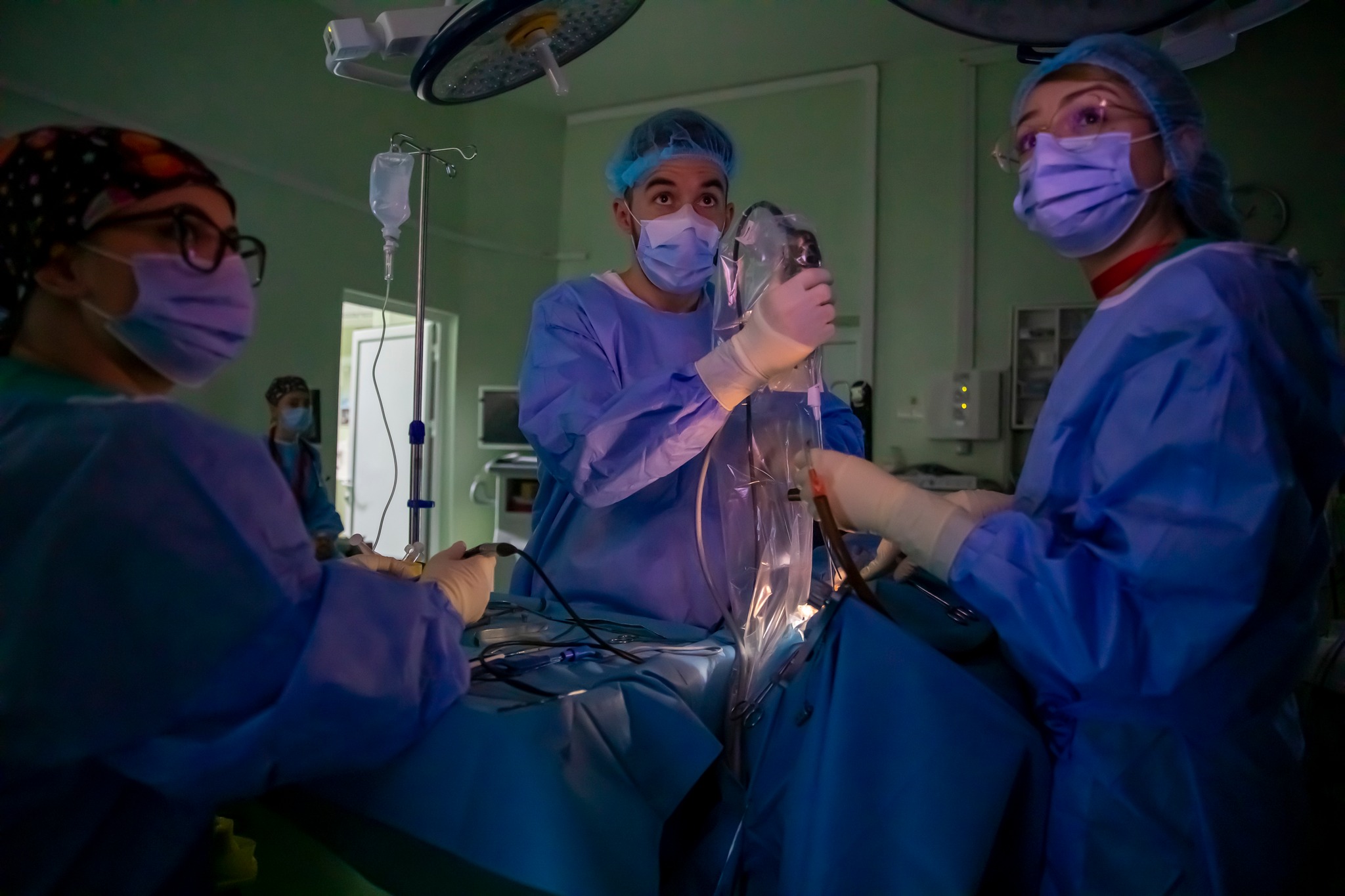 Premieră medicală în România. A fost realizată prima operaţie pe creier ...