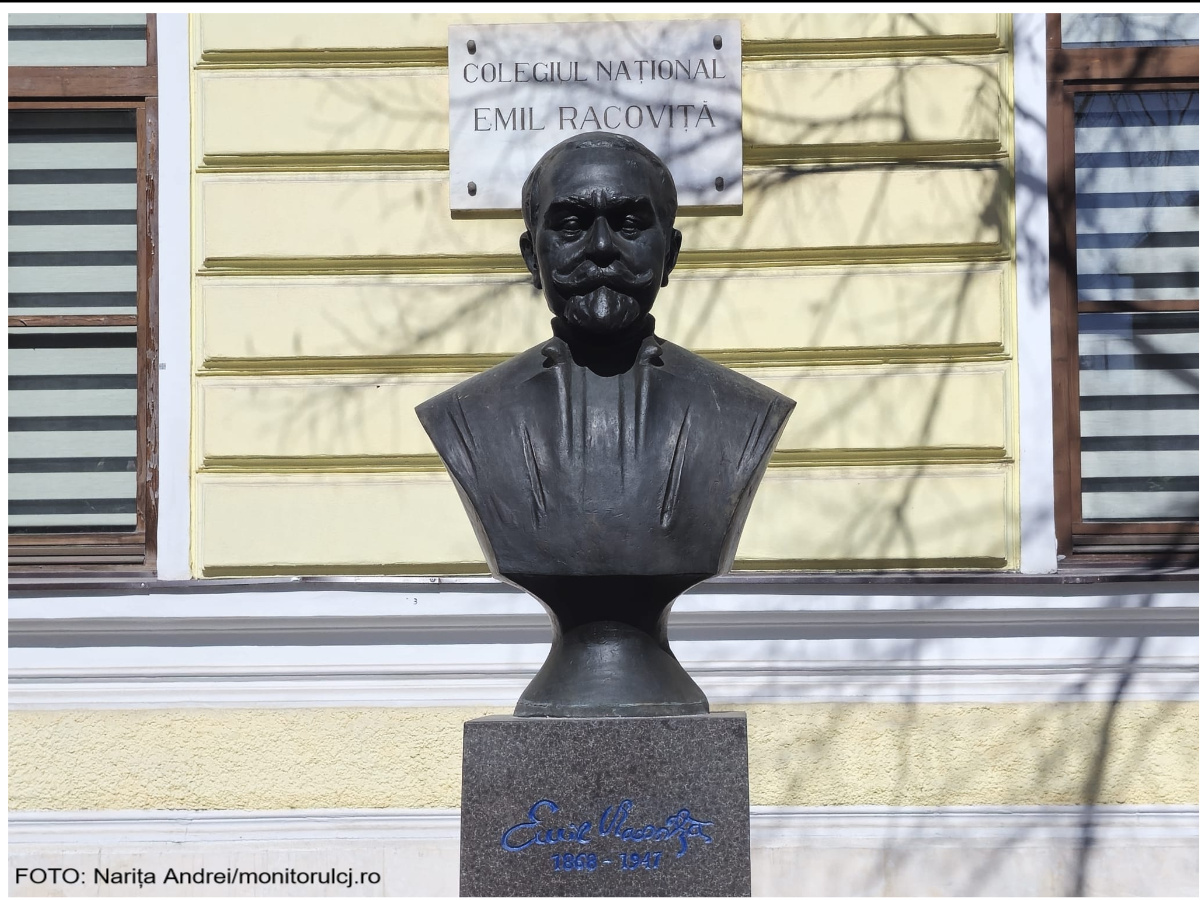 Lucrările pentru punerea pe soclu a grupului statuar „Școala Ardeleană ...