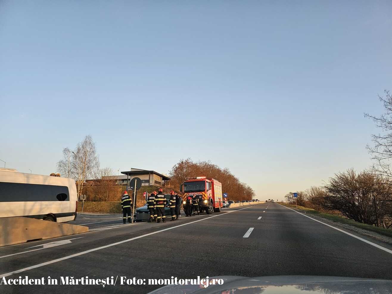 Accident între un microbuz și o mașină în Mărtinești. Două persoane au ...