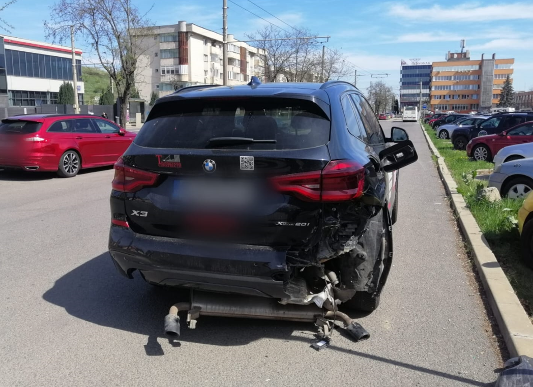 Accident rutier pe Bulveradul Muncii. O tânără a avut nevoie de ...