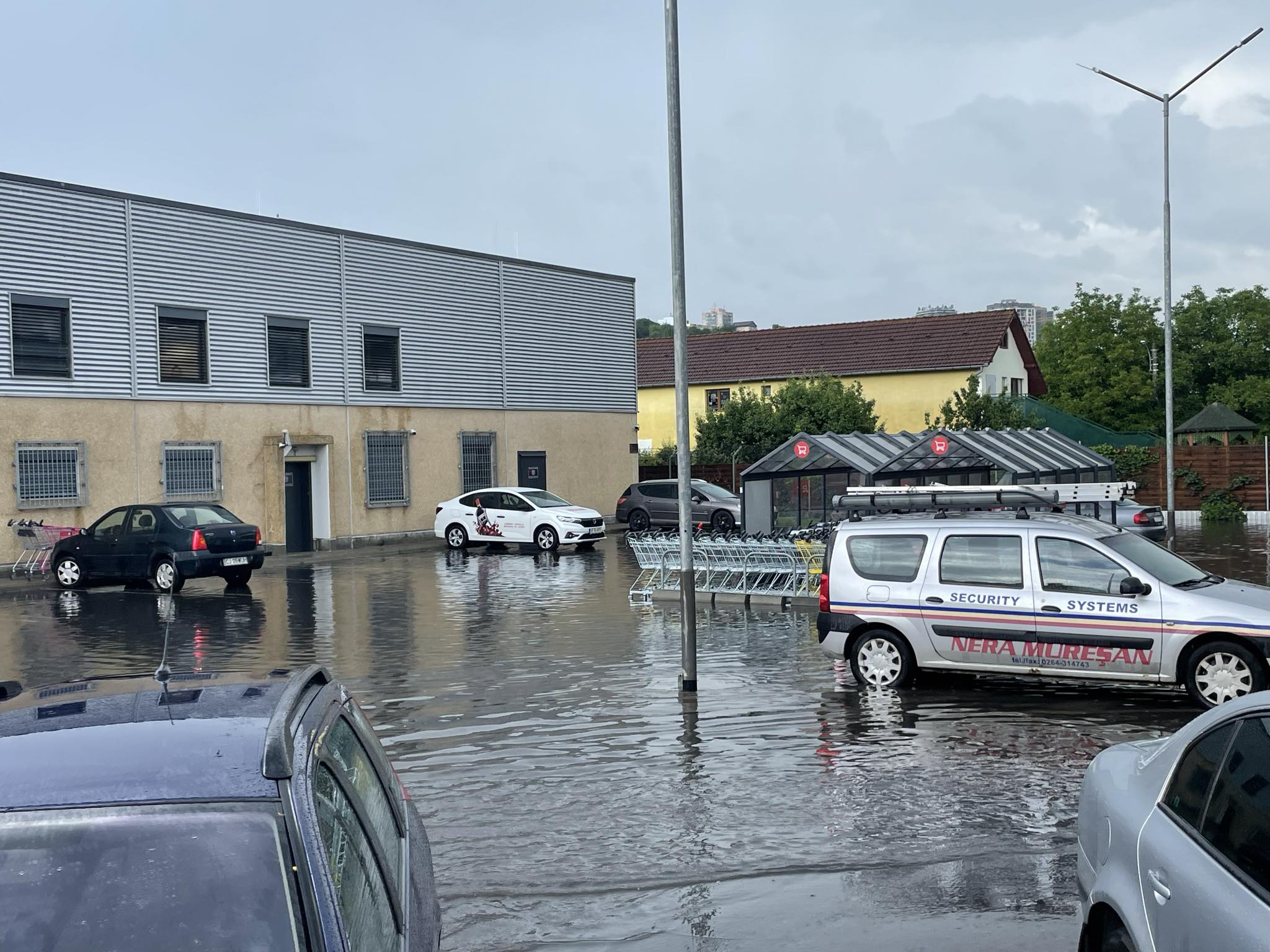 Parcul Central din Cluj-Napoca, inundat în urma ploii de vară. Orașul ...