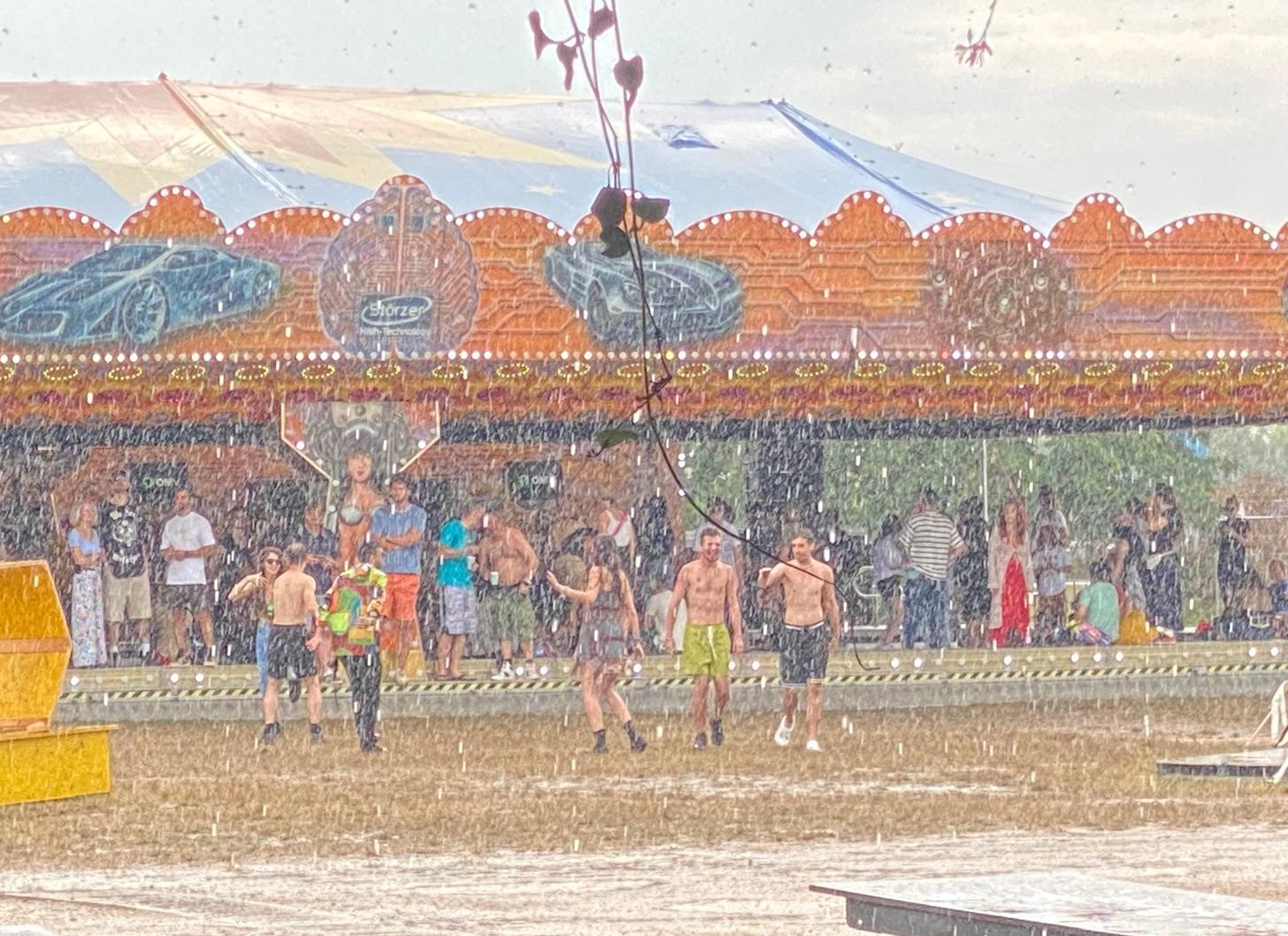 Ultima zi la Electric Castle. Ploaia de la festival nu i-a oprit pe ...