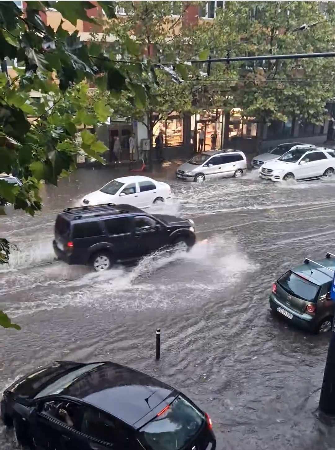 Rupere de nori în Cluj-Napoca. Străzi inundate și mașini acoperite de ...