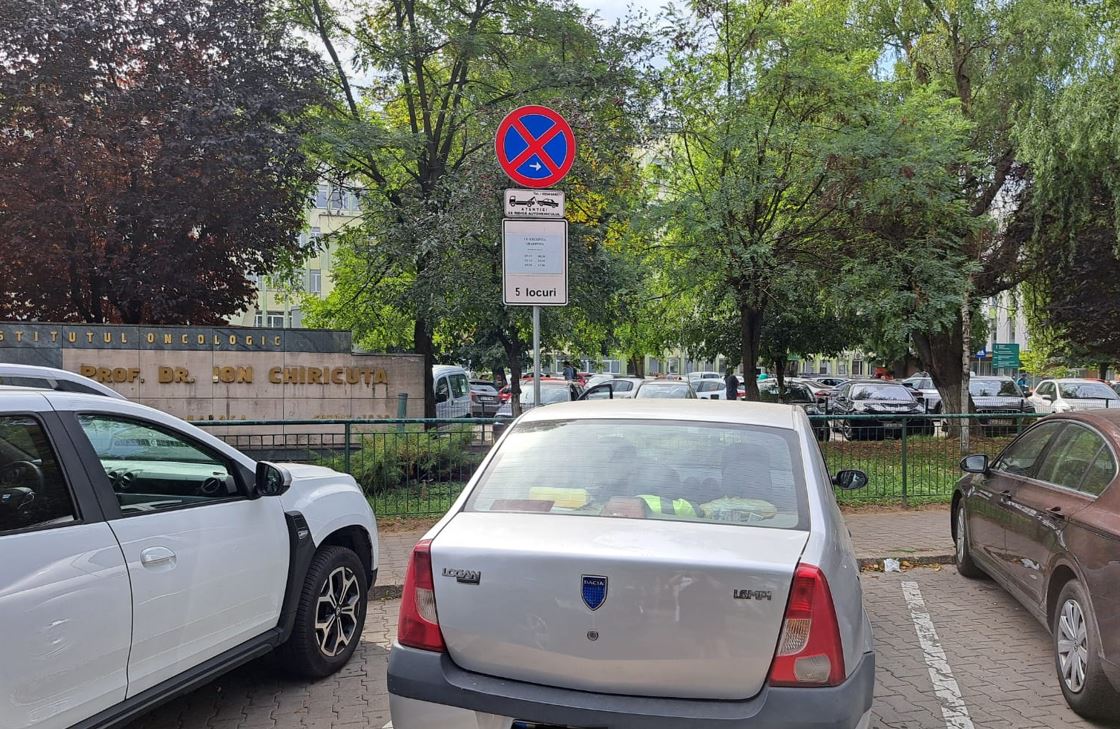 Strada Ion Creangă, locul unde fiecare parchează după cum îl taie capul ...
