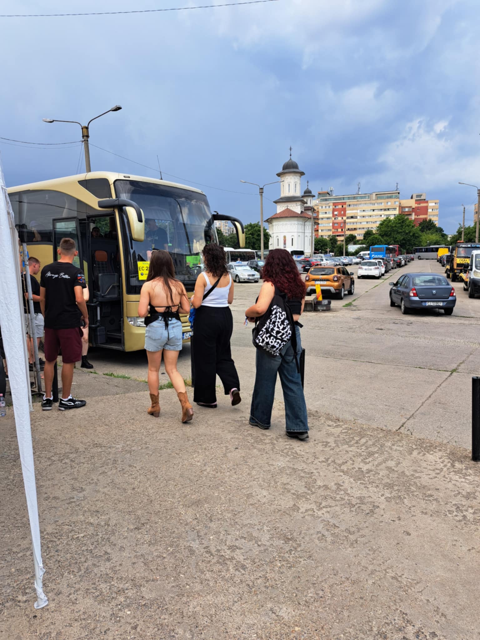 Start oficial pentru Electric Castle 2025. Primul bus a plecat de la ...