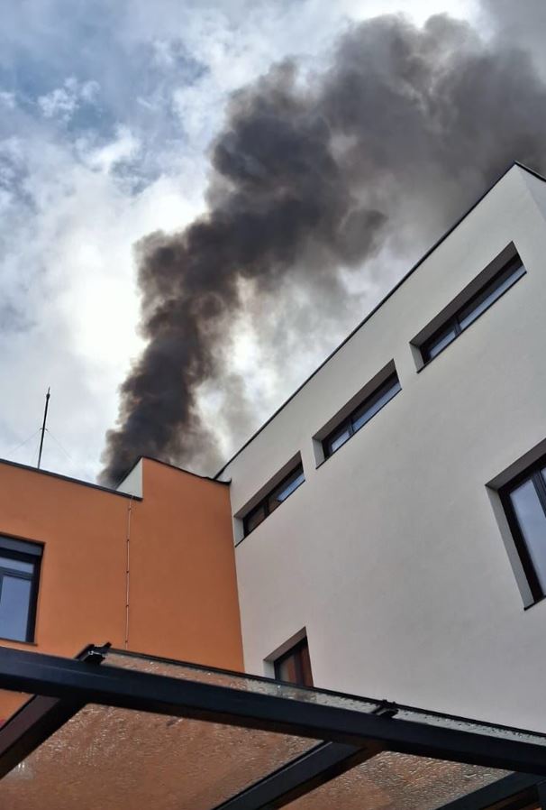 Incendiu la acoperișul Școlii „Ion Creangă”. Sute de elevi s-au ...