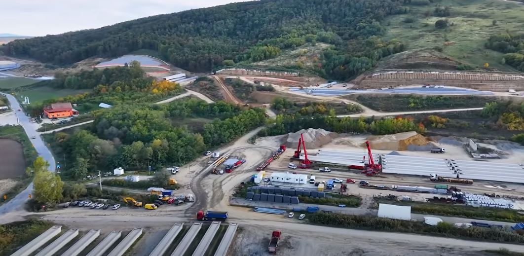 Imagini spectaculoase de pe segmentul Suplacu de Barcău - Chiribiș (A3). Lucrările ar putea fi ...