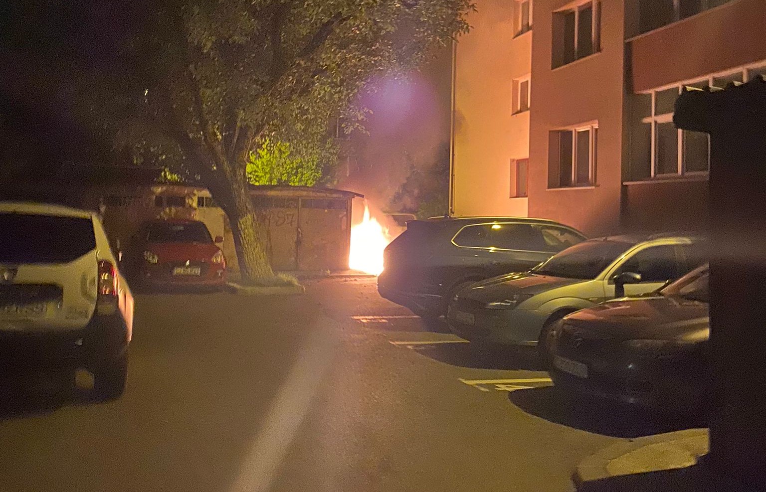 Incendiu VIOLENT în Cluj-Napoca. O mașină a fost distrusă de flăcări. VIDEO